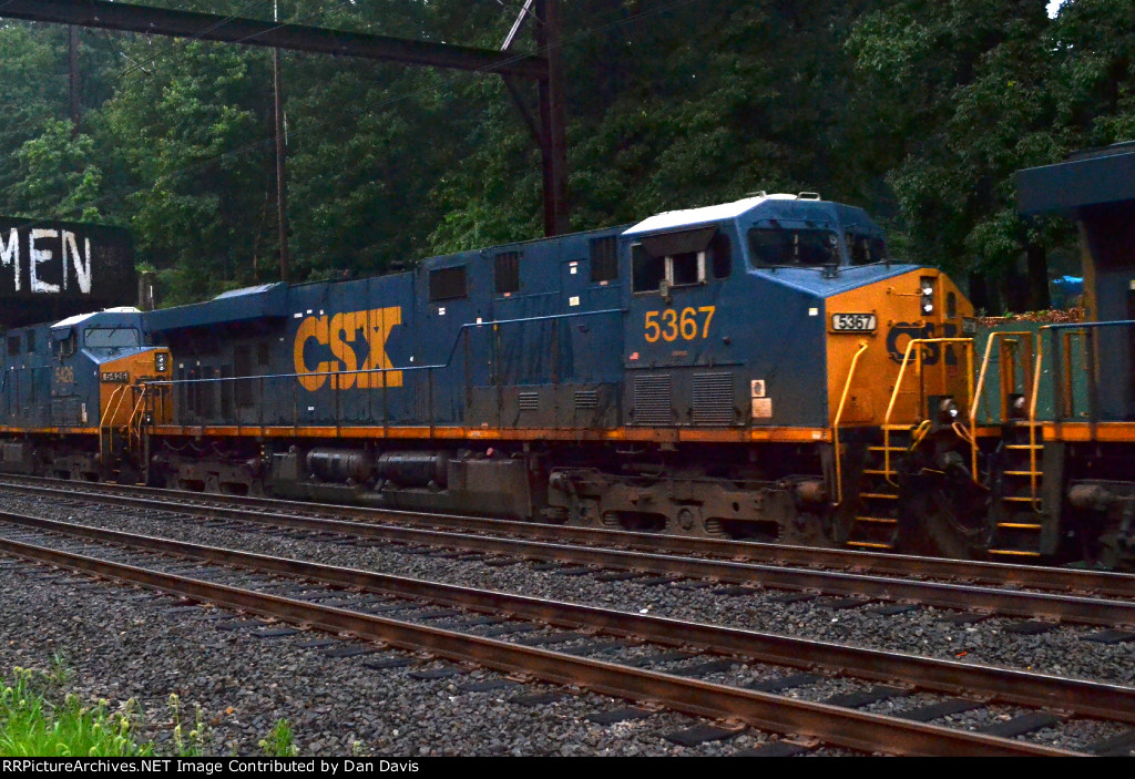 CSX ES40DC 5367 trails on X788